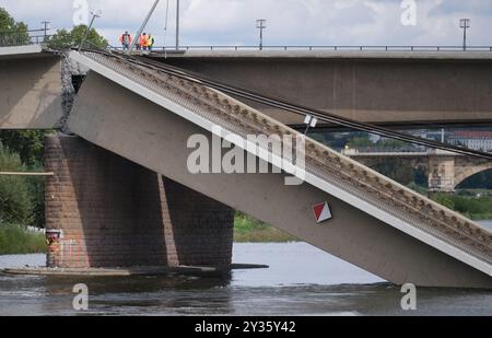 Dresden, Germany. 12th Sep, 2024. People look at the rubble of the ...