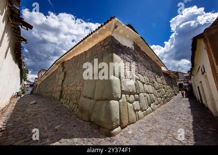Inca stone walls in Cusco, Peru, a remarkable example of Inca ...