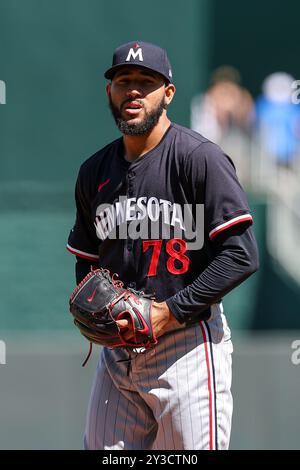 Minnesota Twins starting pitcher Simeon Woods Richardson, center, talks ...