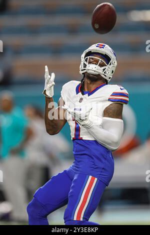 Buffalo Bills wide receiver Curtis Samuel (1) warms up prior to an NFL ...