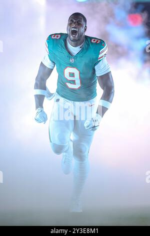 Miami Dolphins tight end Jonnu Smith (9) enters the field before an NFL ...