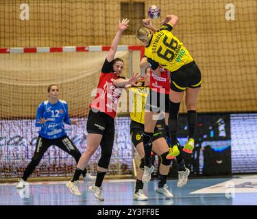 Dana Bleckmann (BVB Borussia Dortmund Handball, #66) gegen Johanna ...