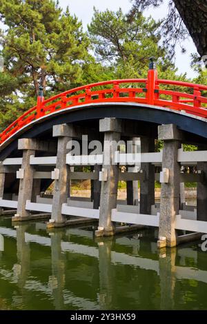 Famous wooden Japanese bridge at Sumiyoshi Taisha shrine Osaka Kansai ...