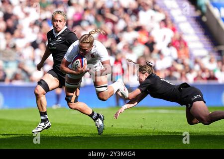 New Zealand's Renee Holmes (right) breaks free on the way to score ...