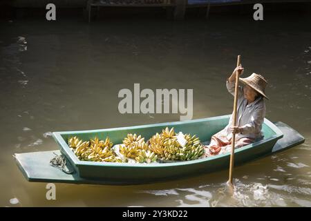 Scenes from the floating markets near Bangkok, Thailand Stock Photo - Alamy
