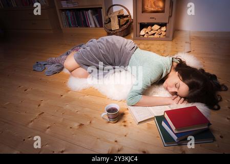 Young beautiful woman fell asleep at her desk Stock Photo - Alamy