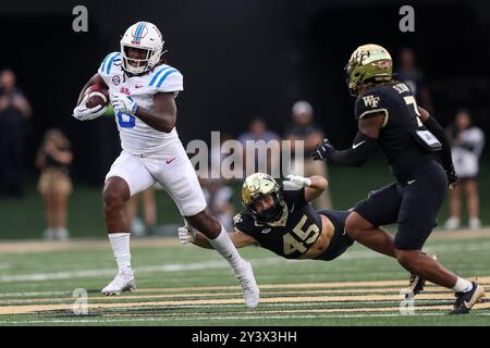 Mississippi tight end Dae'Quan Wright (8) runs past teammates and ...