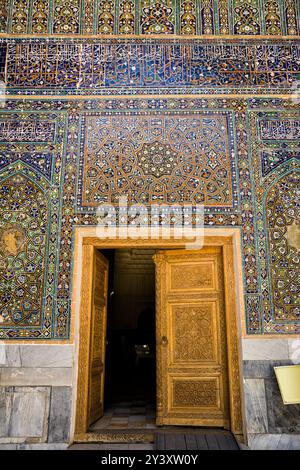 Samarkand: wooden door in arabic style Stock Photo - Alamy
