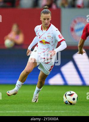 Marlene Mueller (RB Leipzig Frauen, #27) im Zweikampf mit Lynn Wilms ...