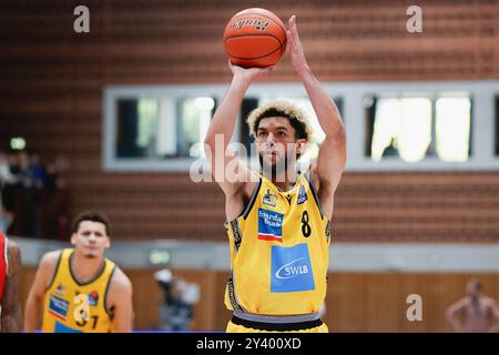 Hunter Maldonado (MHP Riesen Ludwigsburg, #08) im Zweikampf mit Martin ...