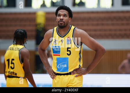 Justin Simon (MHP Riesen Ludwigsburg, #05) am Ball, GER, MHP Riesen ...