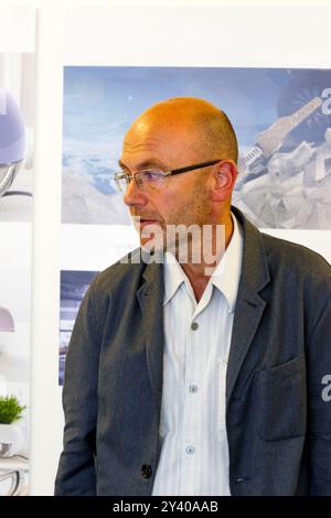 designer wayne hemingway discussing design work with graduates at a ...