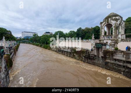 Vienna: flooded fully filled river Wien (Wienfluss), at park Stadtpark ...