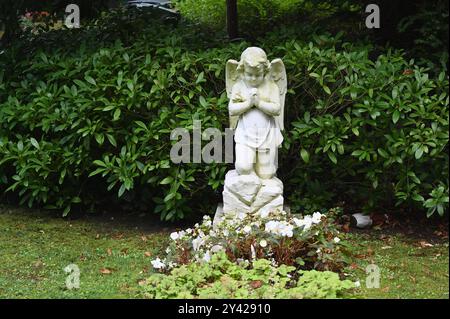 ein Engel wacht über ein Grab auf dem Kölner Prominentenfriedhof Melaten *** An angel watches ...