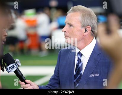 Fox Sports reporter Tom Rinaldi watches before an NFL football game ...