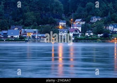 Bad Schandau, Germany. 16th Jan, 2026. Ice floes pile up on the banks ...
