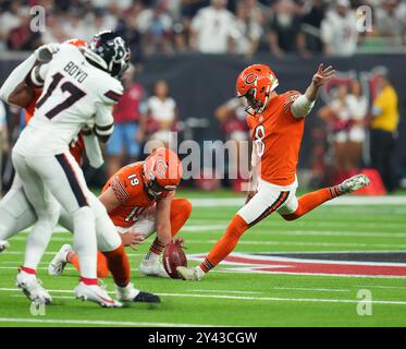 Chicago Bears place kicker Cairo Santos (2) kicks against the New York ...