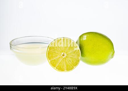 Baking soda and lemon lime juice mix - Citrus latifolia Stock Photo - Alamy