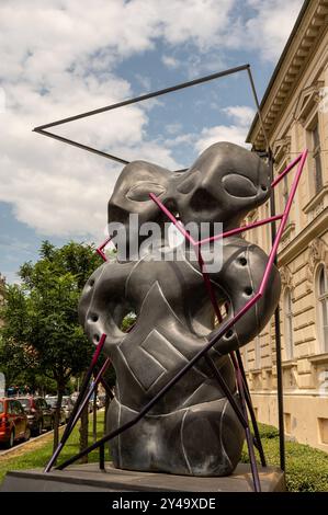 Skulptur Two-Headed Idol / A Neolithic Nights Dream vor dem Museum of ...
