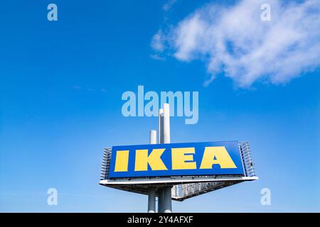 Die Ikea Filiale in Siegen, Turm mit Logo im Abendlicht. IKEA am 17.02. ...