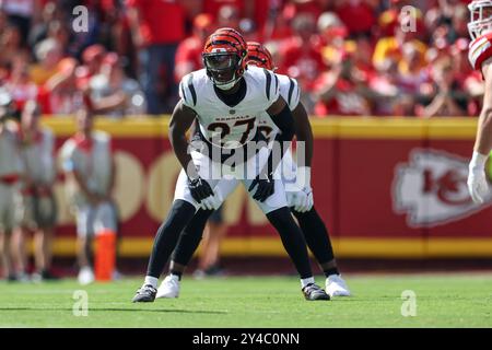 Cincinnati Bengals' Jordan Battle (27) celebrates with teammate ...