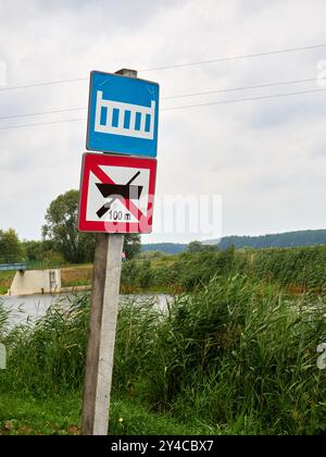 boat safety sign by indicating no wake Stock Photo - Alamy