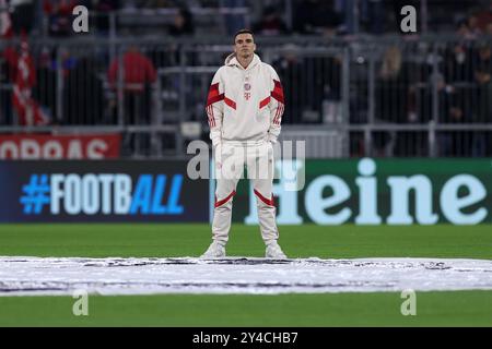 Joao Palhinha (FC Bayern Muenchen, #16) nimmt zu Beginn des Spiels auf ...