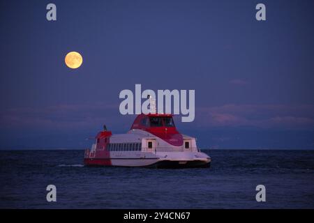 Vollmond über dem Bodensee mit Katamaran Constanze *** Full moon over ...