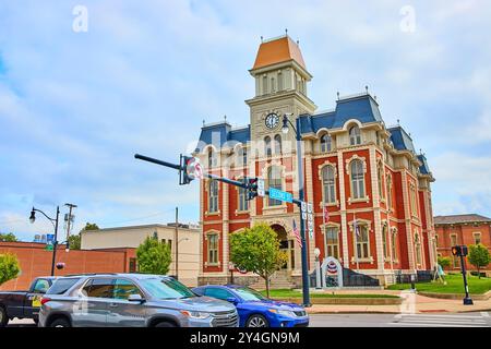 Historic Defiance Courthouse Ohio Eye-Level Perspective Stock Photo - Alamy
