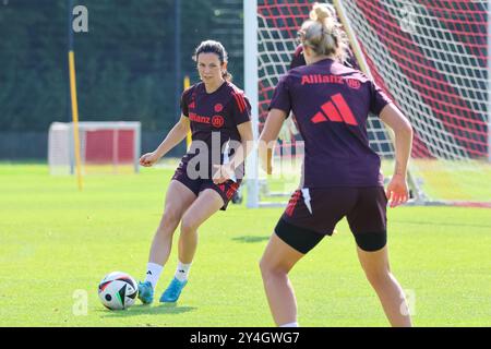 Tuva Hansen (FC Bayern Muenchen, #06), Lea Schueller (FC Bayern ...