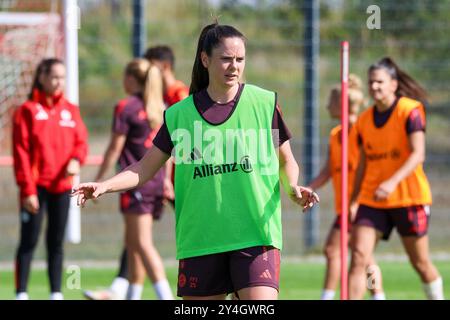 Sarah Zadrazil (FC Bayern Muenchen Frauen, #25) bejubelt mit Linda ...