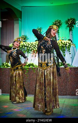 Uzbekistan, Samarkand, Wedding party, folk dancers Stock Photo - Alamy