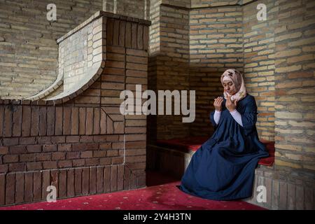 Uzbekistan. Tashkent. woman praying inside mosque Stock Photo - Alamy