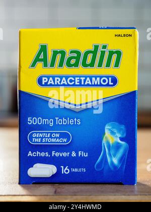 Box Anadin of 500mg Paracetamol Tablets on a white background Stock ...