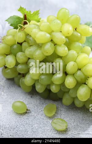 Bunch of ripe grapes on grey wooden background Stock Photo - Alamy
