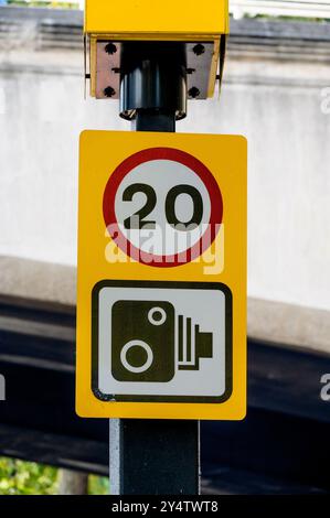 London, UK. 20 MPH sign and speed camera on the Victoria Embankment by ...