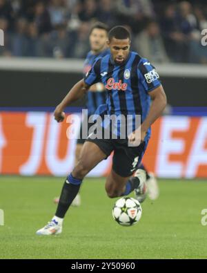 Isak Hien of Atalanta BC play the ball during Atalanta BC vs AS Roma ...
