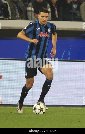 Berat Djimsiti of Atalanta BC play the ball during Hellas Verona FC vs ...