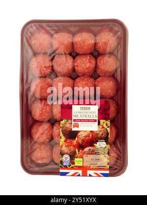 Tesco 24 fresh raw British beef meatballs in a 672g pack Stock Photo ...