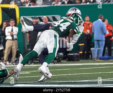 New England Patriots quarterback Drake Maye (10) makes a pass during ...