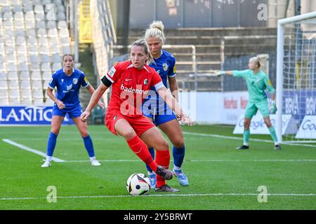 Lisa Karl (SC Freiburg, 2) im Zweikampf mit Lydia Andrade (1. FC K?ln ...