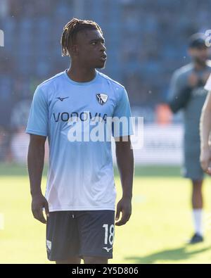Samuel Bamba (VfL Bochum, #18) klatscht mit Koji Miyoshi (VfL Bochum, #23) nach seinem Tor zum 3 ...