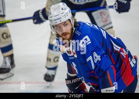 Ryan MacInnis (Adler Mannheim #74) in der Defensive GER, Adler Mannheim ...