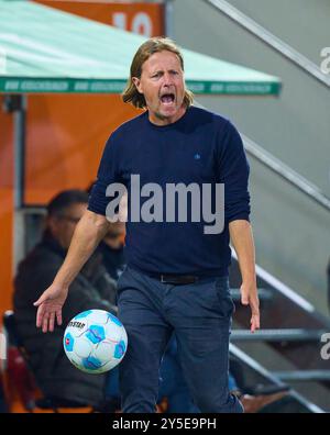 Bo Henriksen (Trainer / FSV Mainz 05) laeuft anfeuernd vor die Fans, SV ...