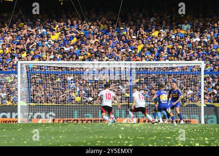 River Plate s midfielder Manuel Lanzini C controls he ball past Velez ...