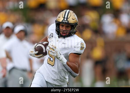 Vanderbilt tight end Eli Stowers (9) gets past Utah State linebacker ...