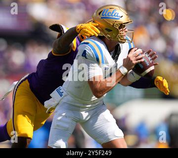 LSU Tigers defensive end Bradyn Swinson (4) closes in on Oklahoma ...
