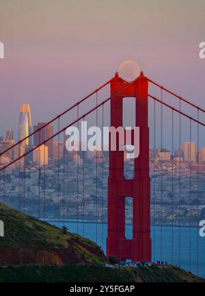 Moon Rise over Golden Gate Bridge Stock Photo - Alamy