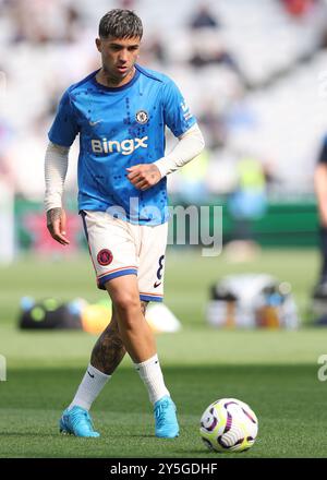 Chelsea's Enzo Fernandez warms up ahead of the Carabao Cup semi-final ...