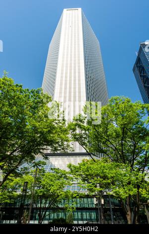 The towering Shinjuku Sumitomo building seen from Tocho Street outside ...